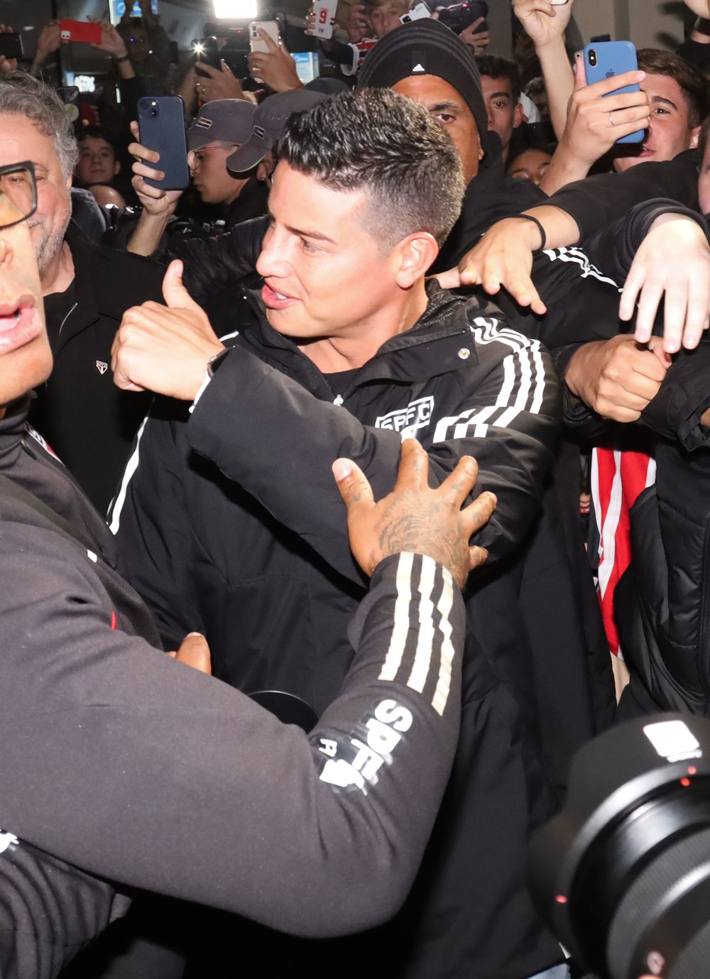 James Rodríguez causa tumulto ao desembarcar no Brasil