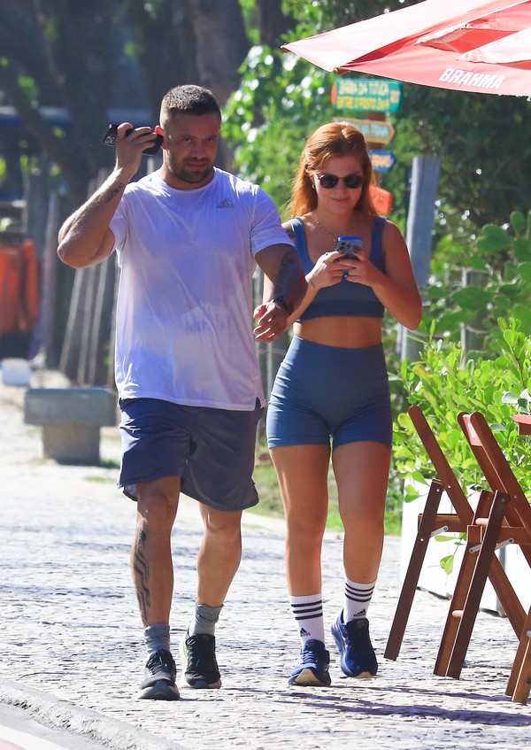 Rafael Cardoso e a namorada se exercitam juntos na orla carioca