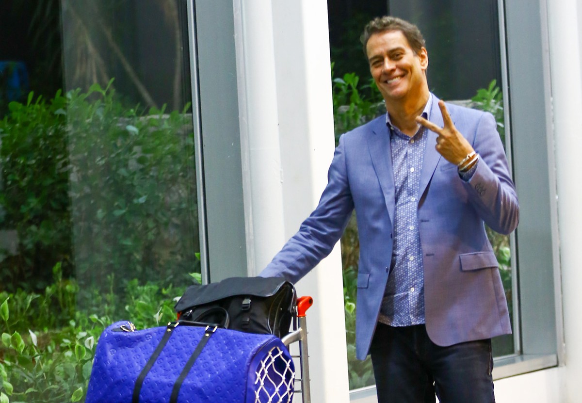 Marcello Antony é clicado em aeroporto durante passagem pelo Brasil