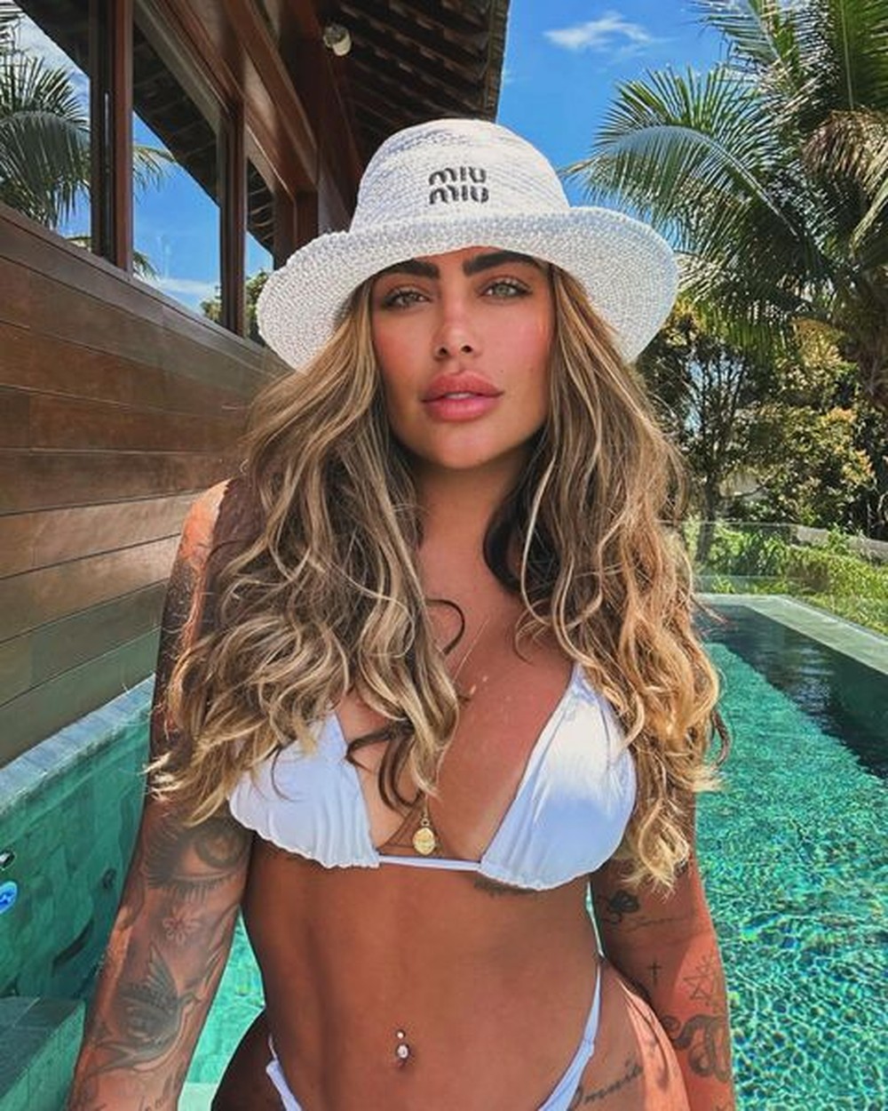 Rafaella Santos curte viagem relaxante e exibe chapéus de praia luxuosos