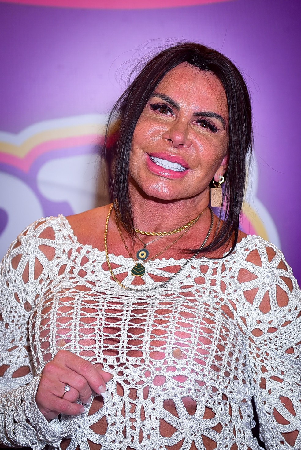 Gretchen dá folga para o sutiã ao usar look de crochê vazado em premiação