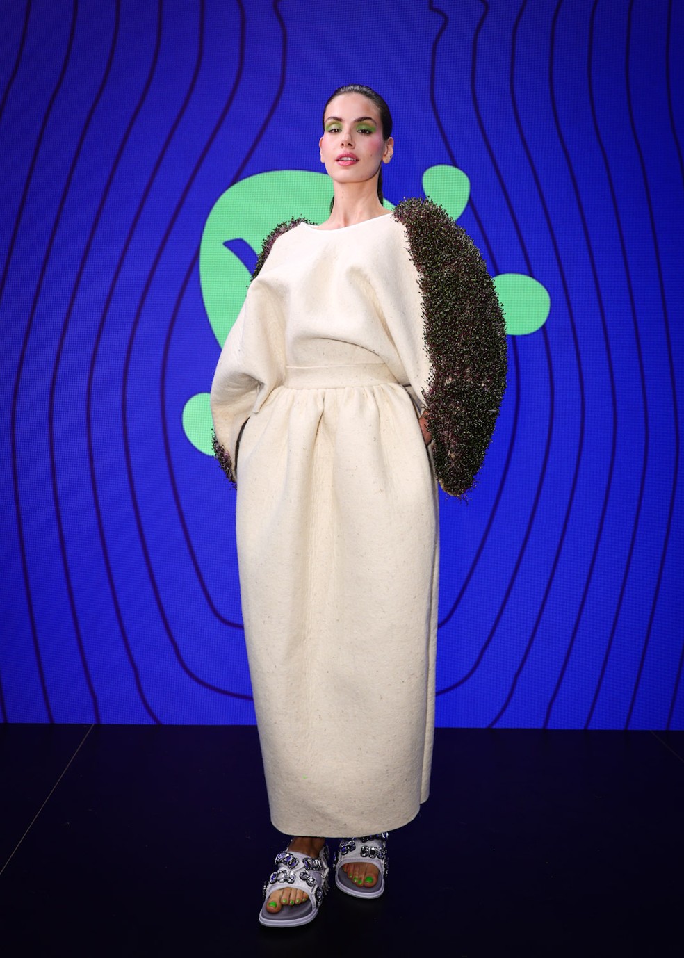 Camila Queiroz desfila na SPFW com look de planta cultivada no tecido