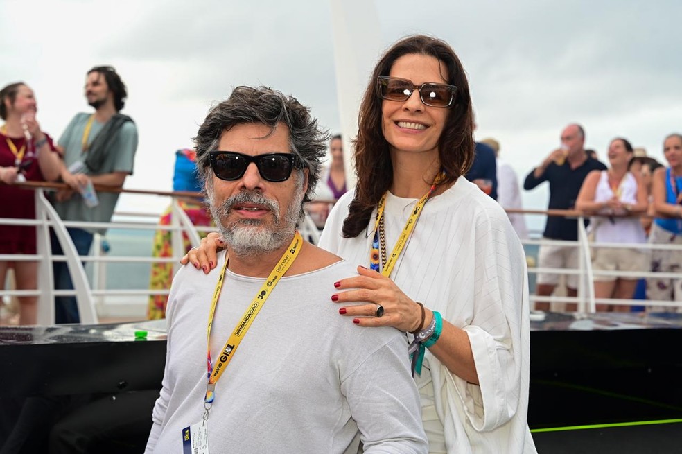 Helena Ranaldi beija Daniel Alvim em show de Liniker no navio de Gil; vídeo