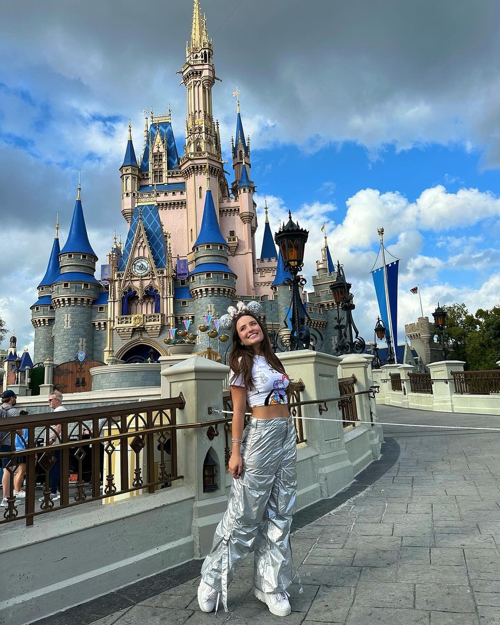 Larissa Manoela posa com o marido, André Luiz Frambach, na Disney: 'O ...