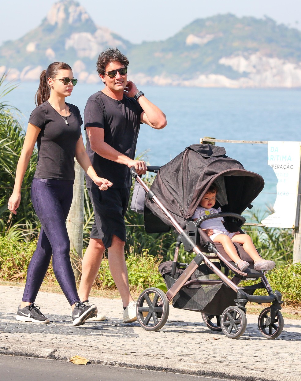 Bruno de Luca passeia com a família na orla da Barra da Tijuca