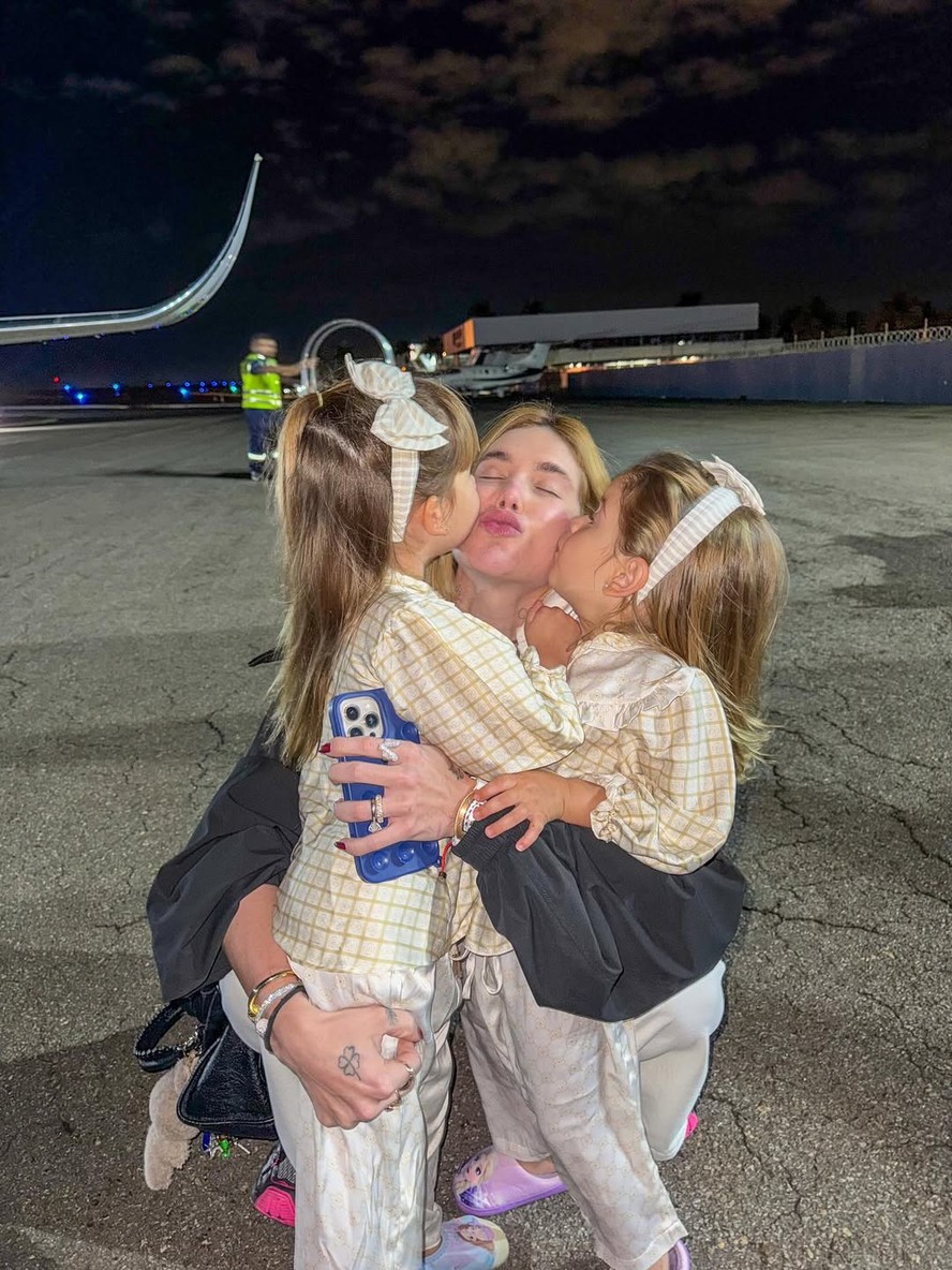 Virginia Fonseca reencontra filhas após viagem à China: 'Vieram me buscar'