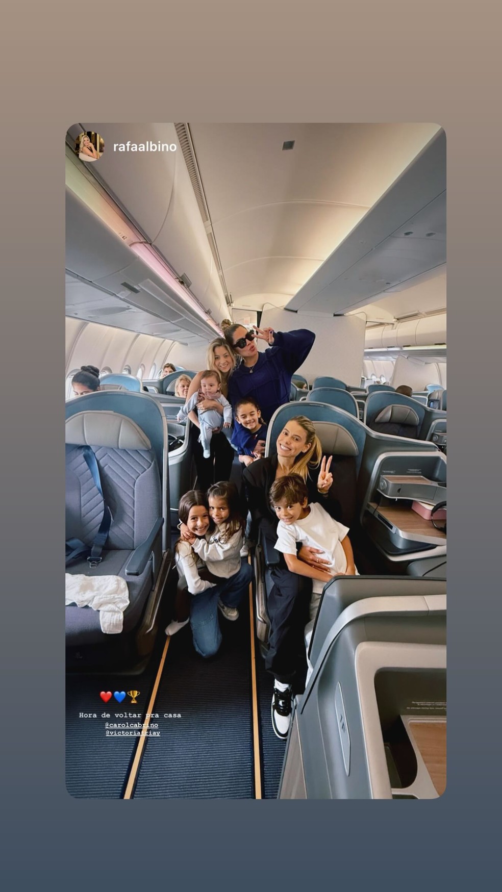 Victoria Triay com Rafa Albino e Carol Cabrino — Foto: Reprodução/Instagram