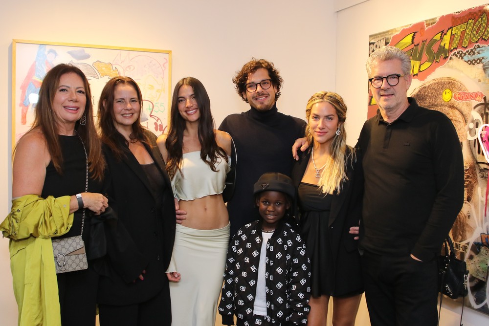 Giovanna Ewbank vai com Bless à abertura da exposição do irmão, Gian ...