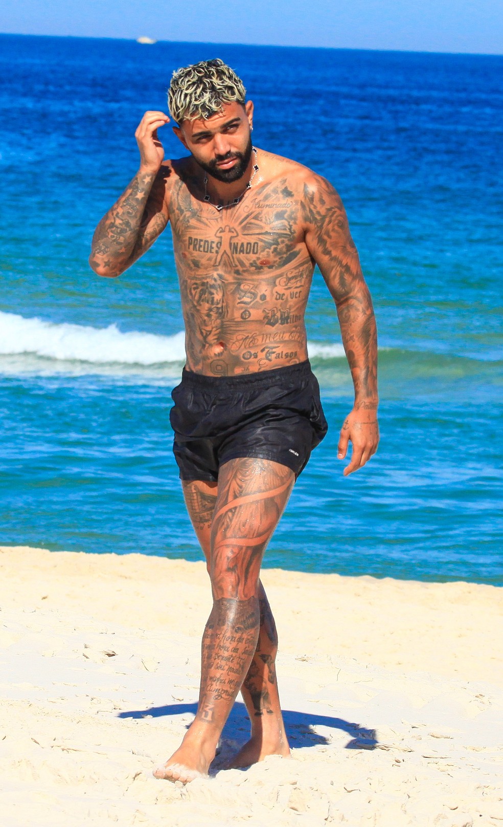 Gabigol renova bronzeado na praia do Rio de Janeiro