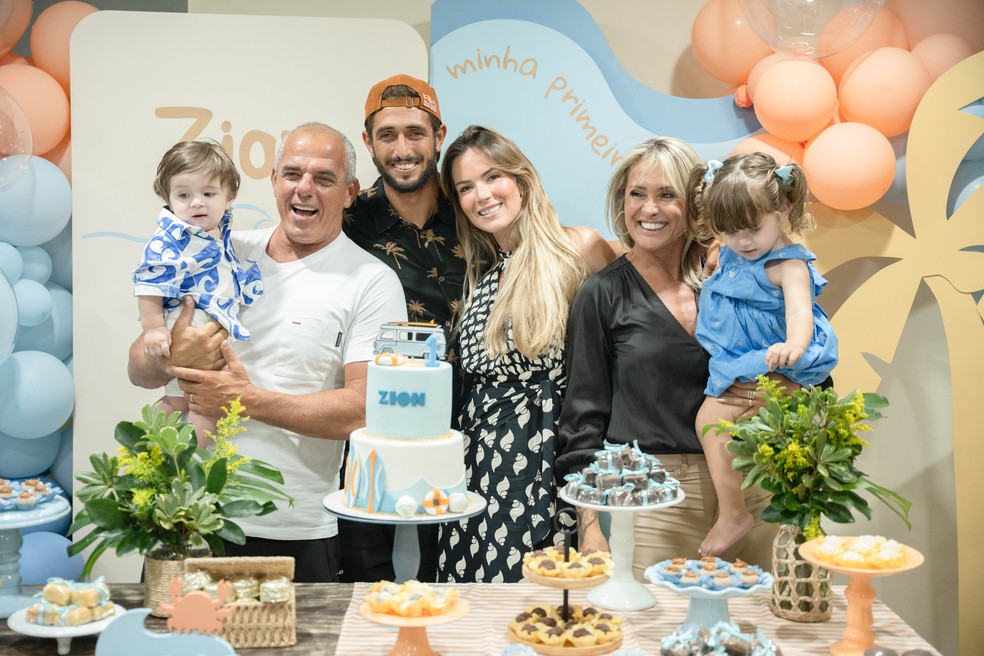Lucas Chumbo comemora primeiro aniversário do filho temático de surfe
