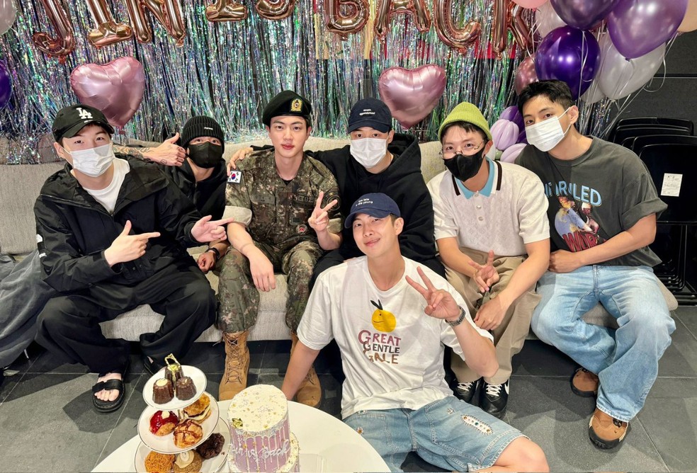BTS completa 12 anos com reunião dos membros no show solo de J-Hope