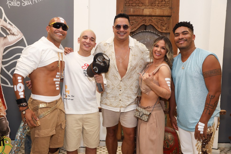 Carla Perez é pintada por Denny Denan no ensaio do Timbalada em Salvador