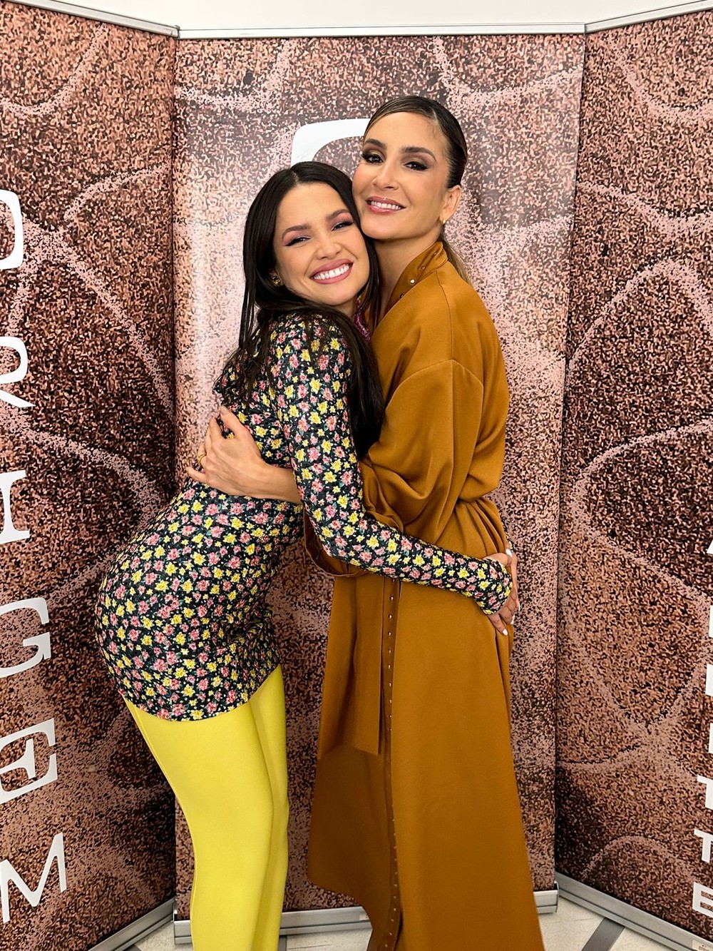 Suposto affair de Juliette, Kaique Cerveny acompanha cantora em show