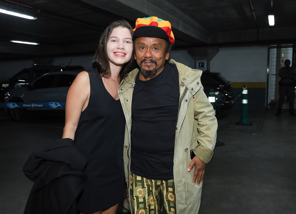 Chico César faz aparição raríssima com a namorada, 30 anos mais nova ...
