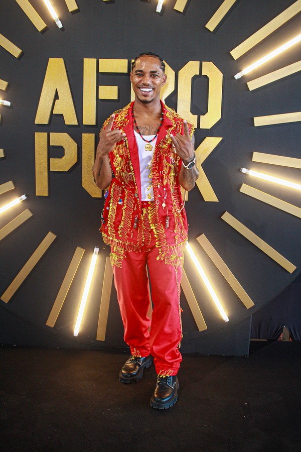 De regata e fenda, filha de Xanddy e Carla Perez faz aparição rara em ...