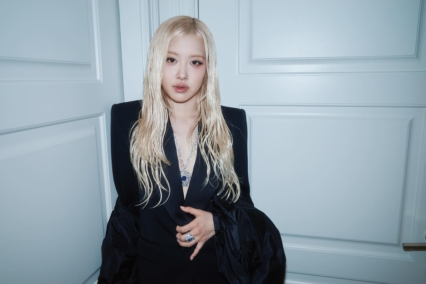 Rosé, do BLACKPINK, retorna ao Met Gala em 2025 com elegância; fotos