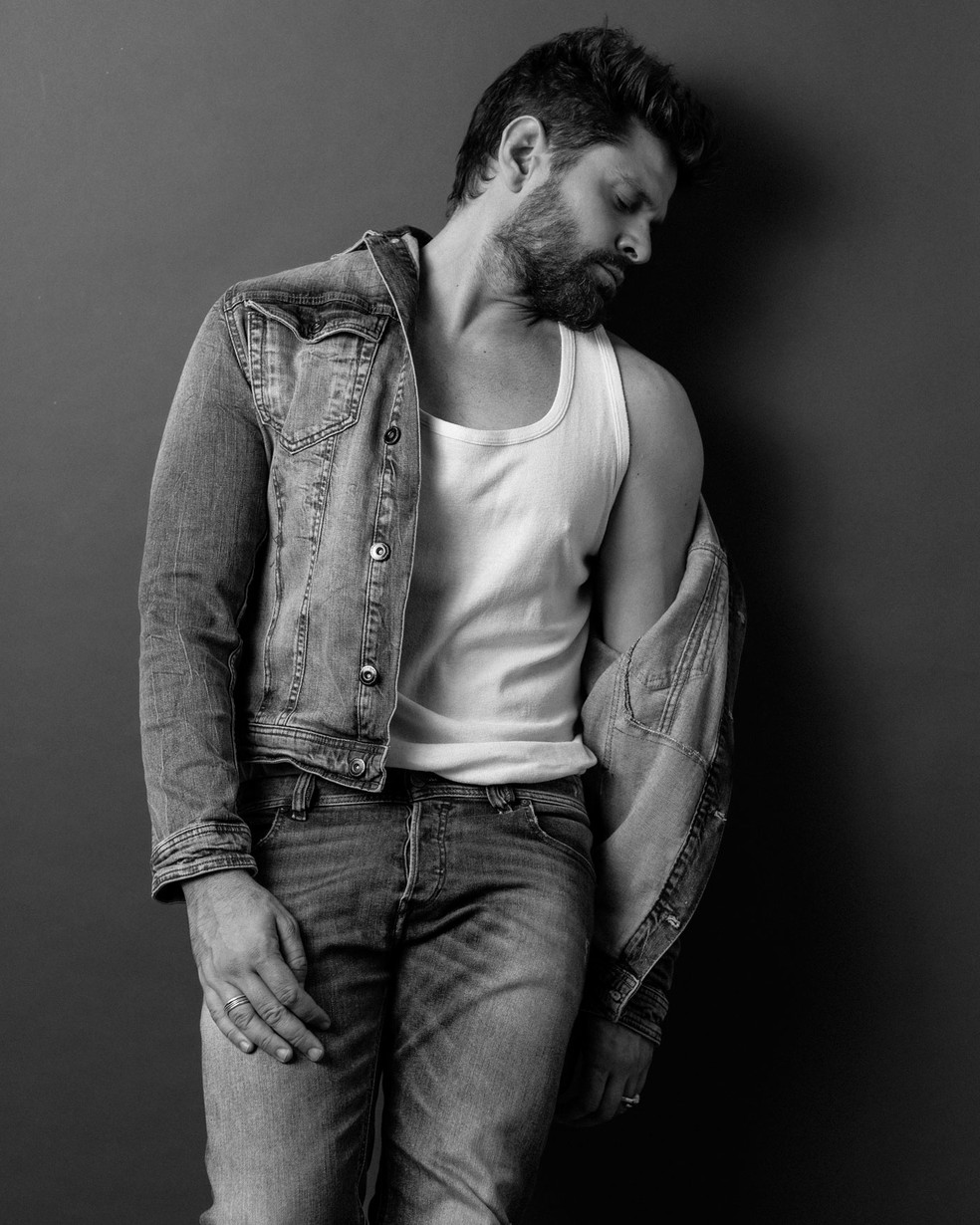 Alejandro Claveaux avalia trajetória artística e celebra liberdade para expor sexualidade