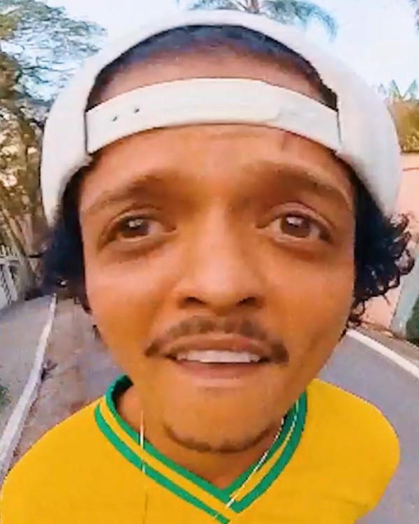 Bruno Mars veste camisa do Brasil e alvoroça web: 'O que faremos hoje?'