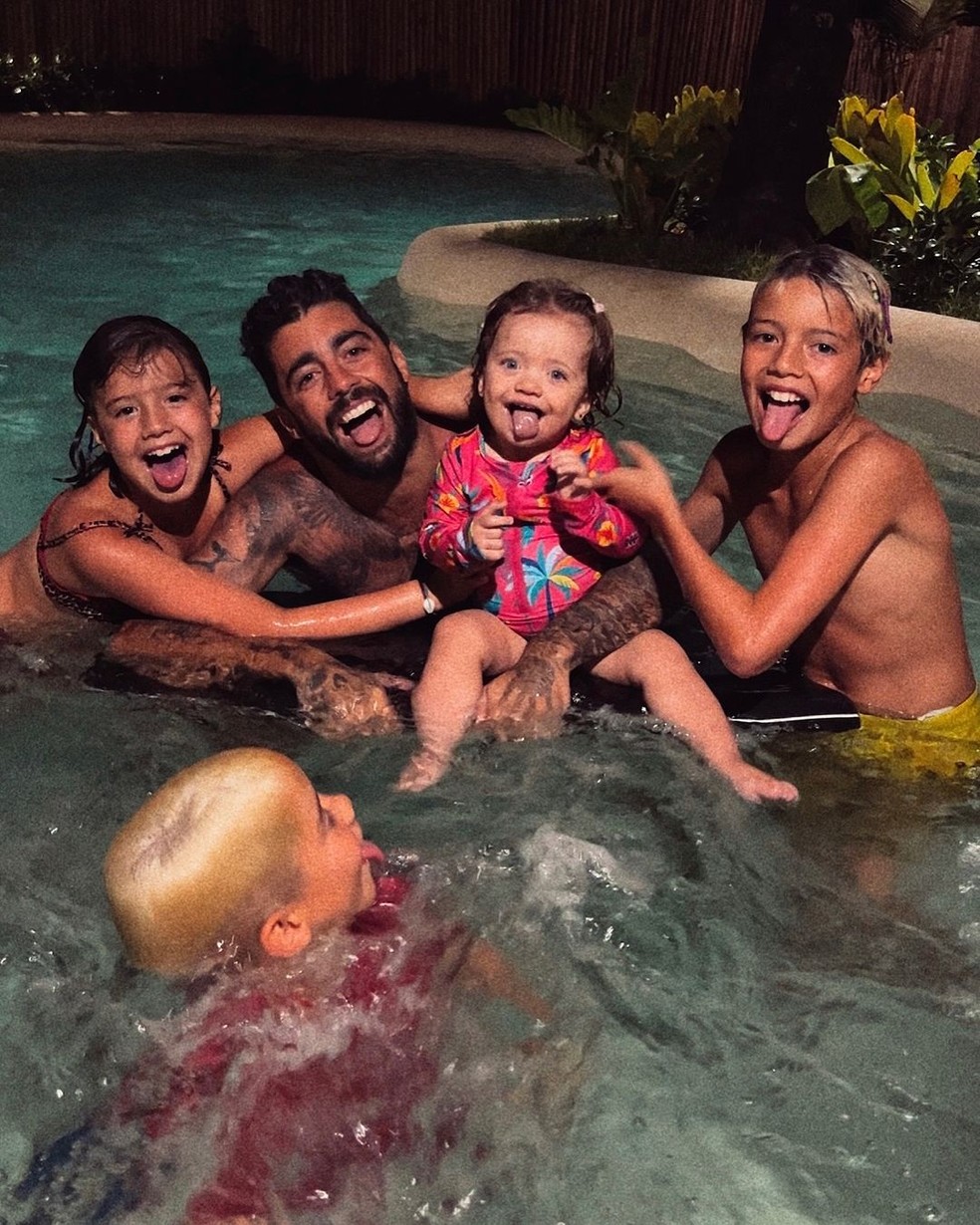 Pedro Scooby reúne os quatro filhos na Bahia, e 'ensina' caçula a pegar ...