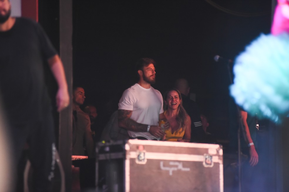Suposto affair de Juliette, Kaique Cerveny acompanha cantora em show