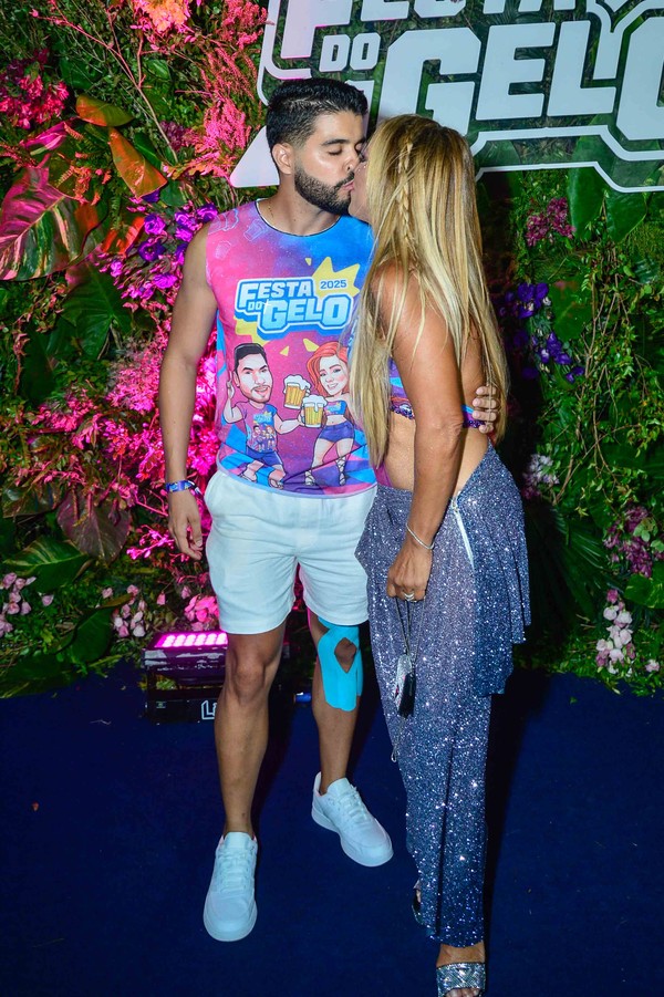 Yugnir Ângelo celebra aniversário ao lado de Mirela Janis e de famosos com Festa do Gelo