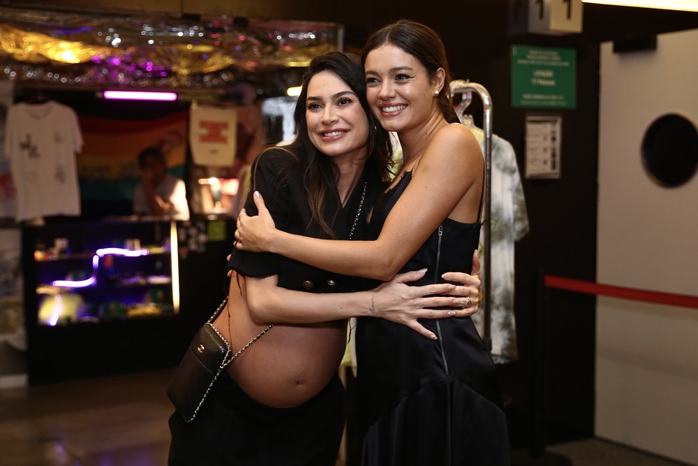 Thaila Ayala exibe barrigão da gravidez e reencontra Sophie Charlotte ...