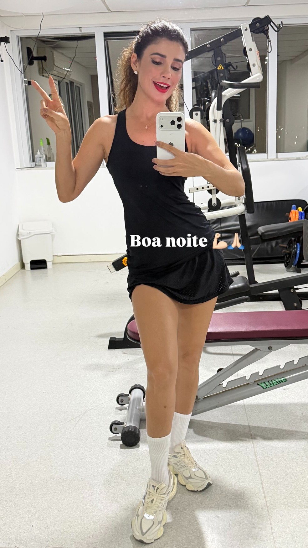 Paula Fernandes mostra disciplina ao treinar de madrugada depois de show