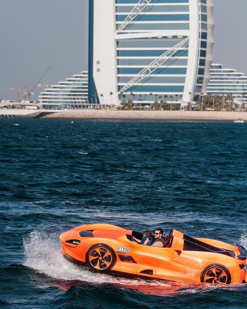 Alok, Romana Novais e filhos posam estilosos a bordo de lancha em Dubai ...