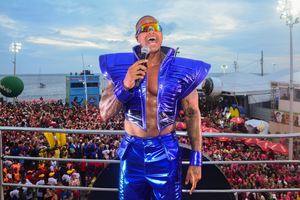 Léo Santana leva a família para o trio elétrico em Salvador; fotos