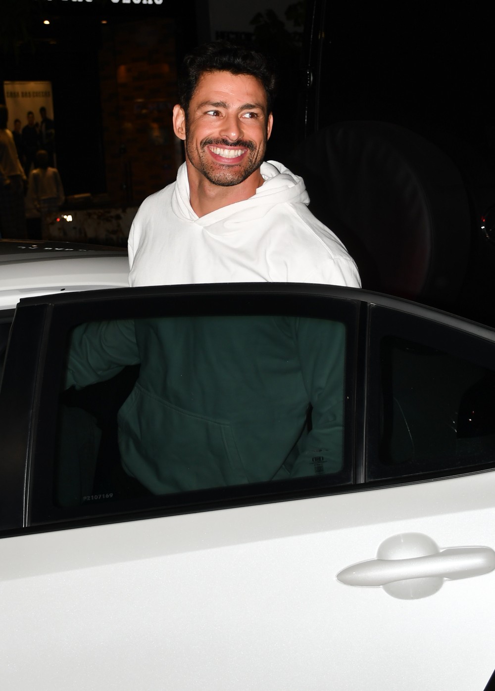 Cauã Reymond encara domingo de trabalho e estrela campanha