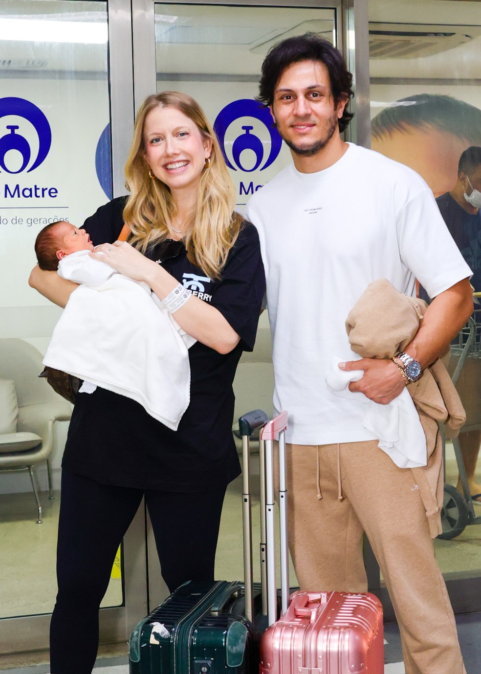 Gabriela Prioli deixa a maternidade com Ava nos braços