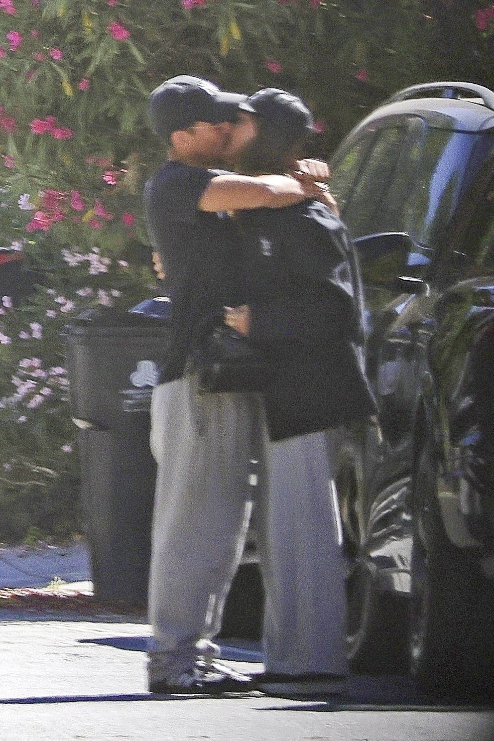 Solteira, Jessica Alba é vista aos beijos com Danny Ramirez em frente à ...