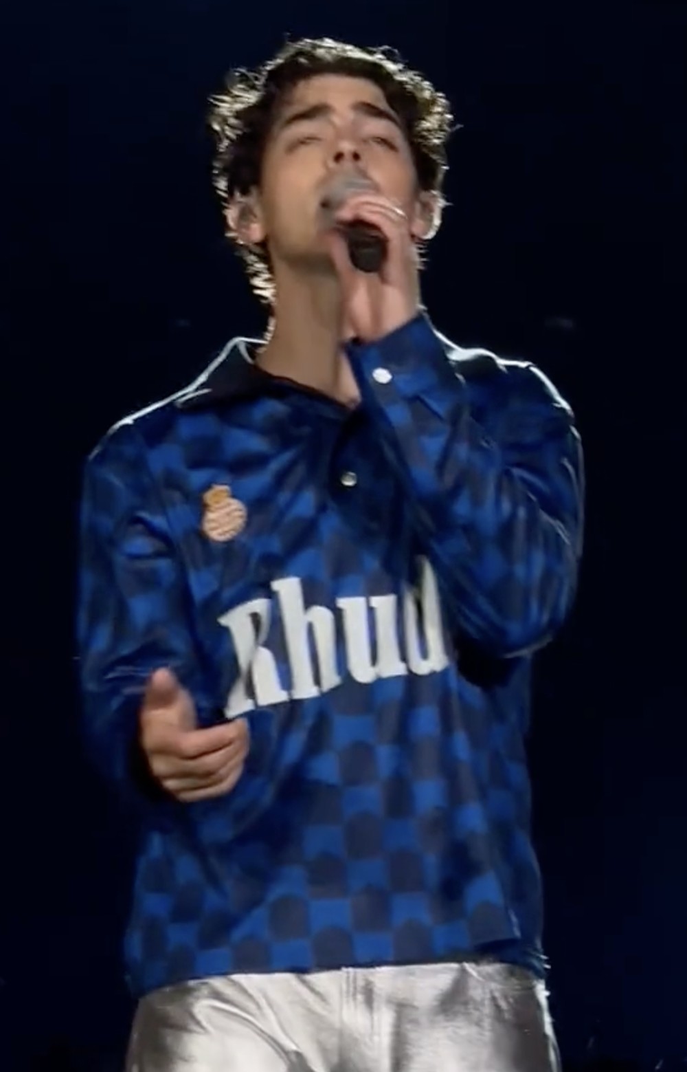 Joe Jonas chora ao cantar e falar pela primeira vez sobre divórcio ...