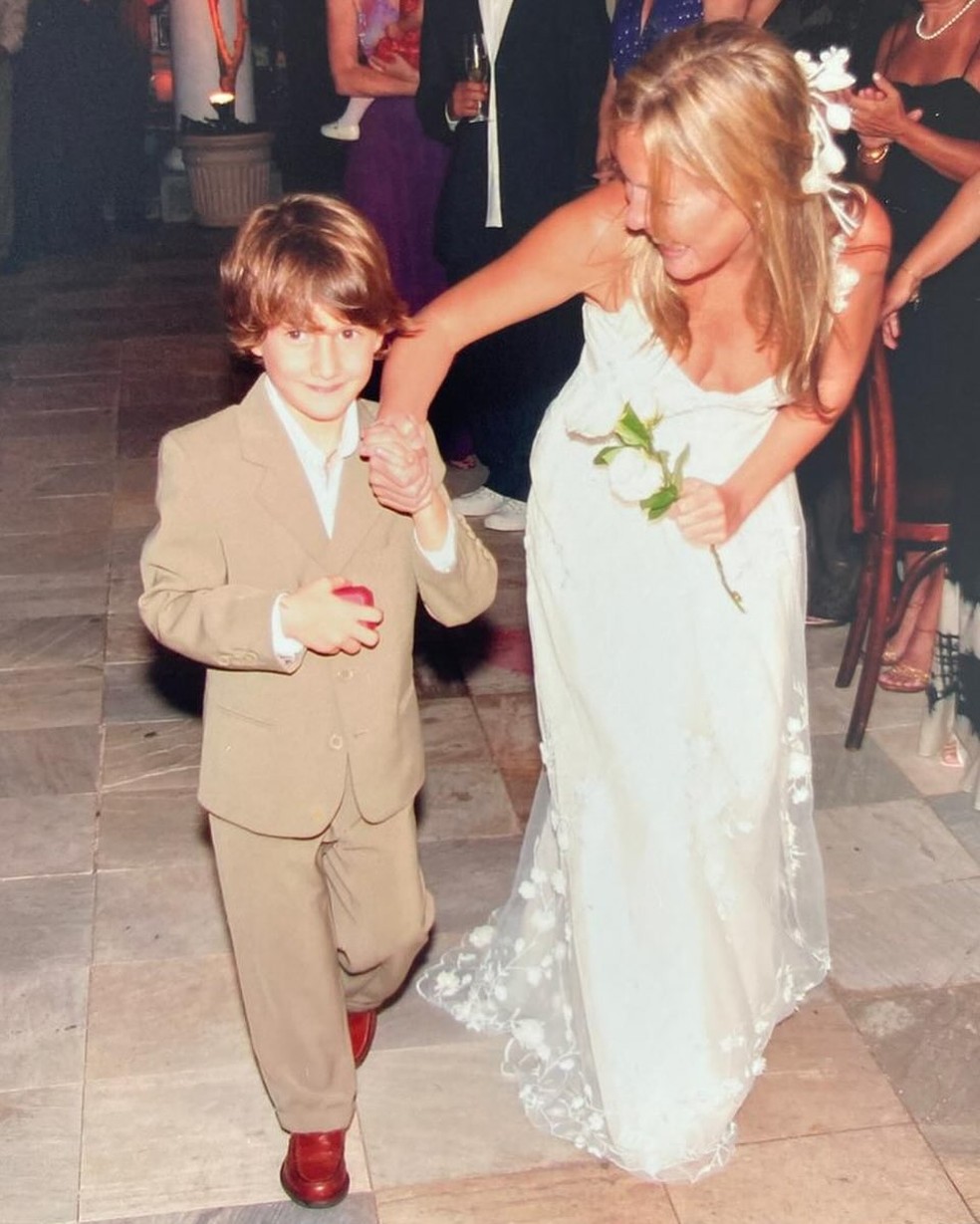 Felipe Ricca reúne os pais, Adriana Esteves e Marco Ricca, em ...