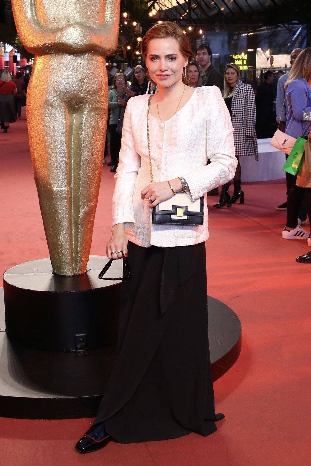 Grazi Massafera usa vestido de luxo e Reynaldo Gianecchini vai de moletom ao red carpet de ...