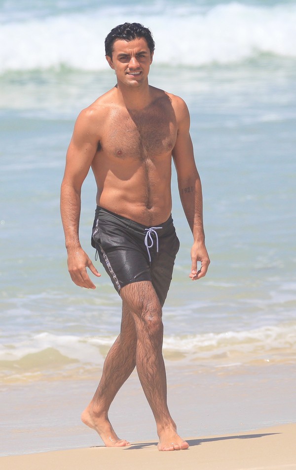 Felipe Simas aproveita praia com a família em dia de forte calor no Rio