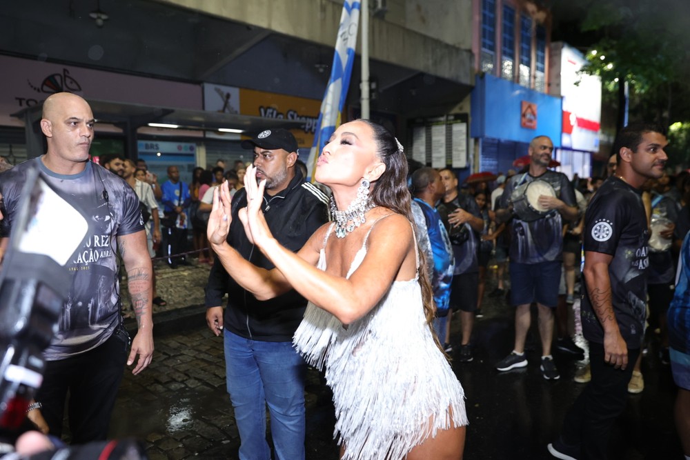 Debaixo de forte chuva, Sabrina Sato samba muito em ensaio de rua da ...