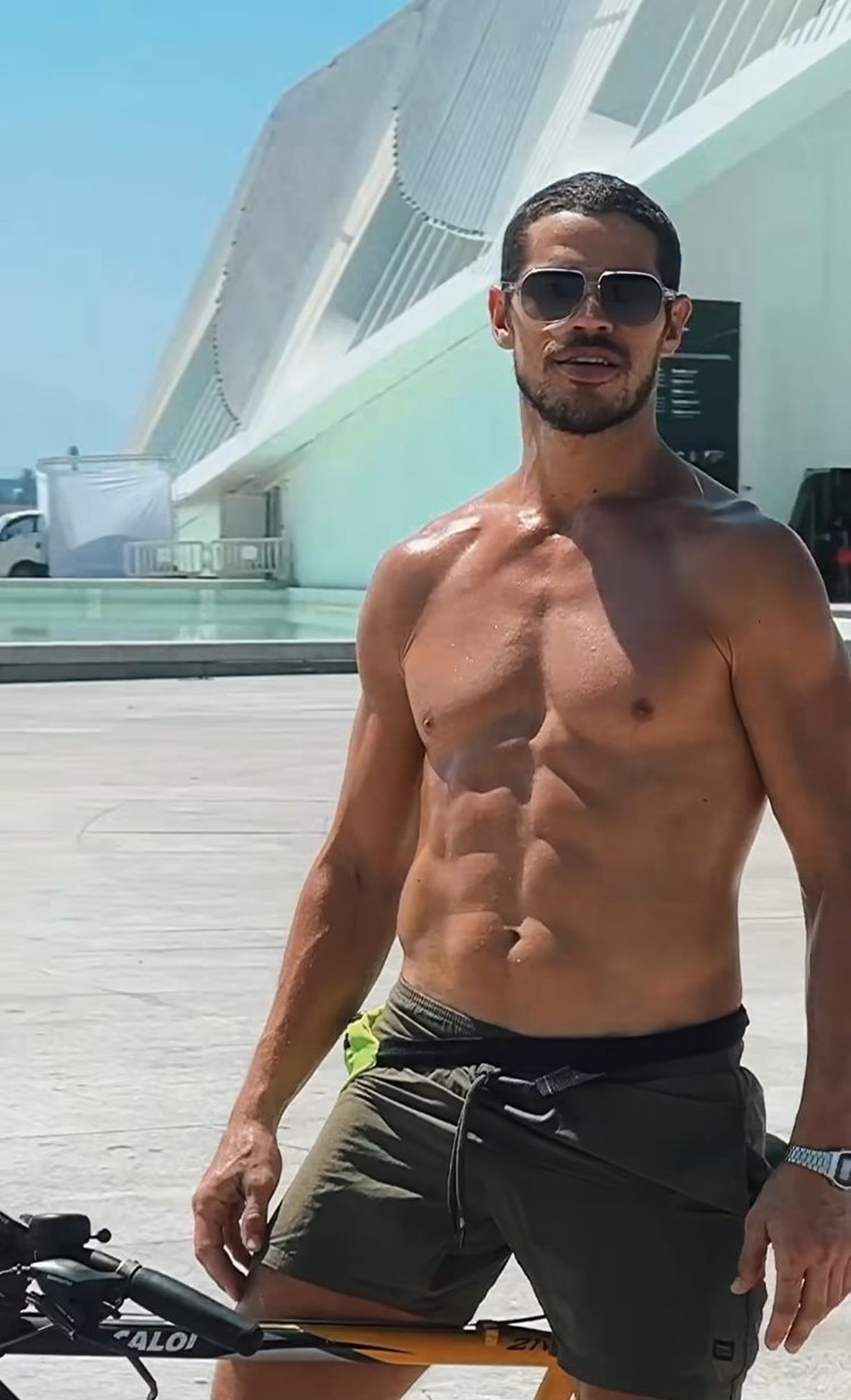 José Loreto exibe corpo musculoso e ostenta tanquinho após pedalar 34 ...