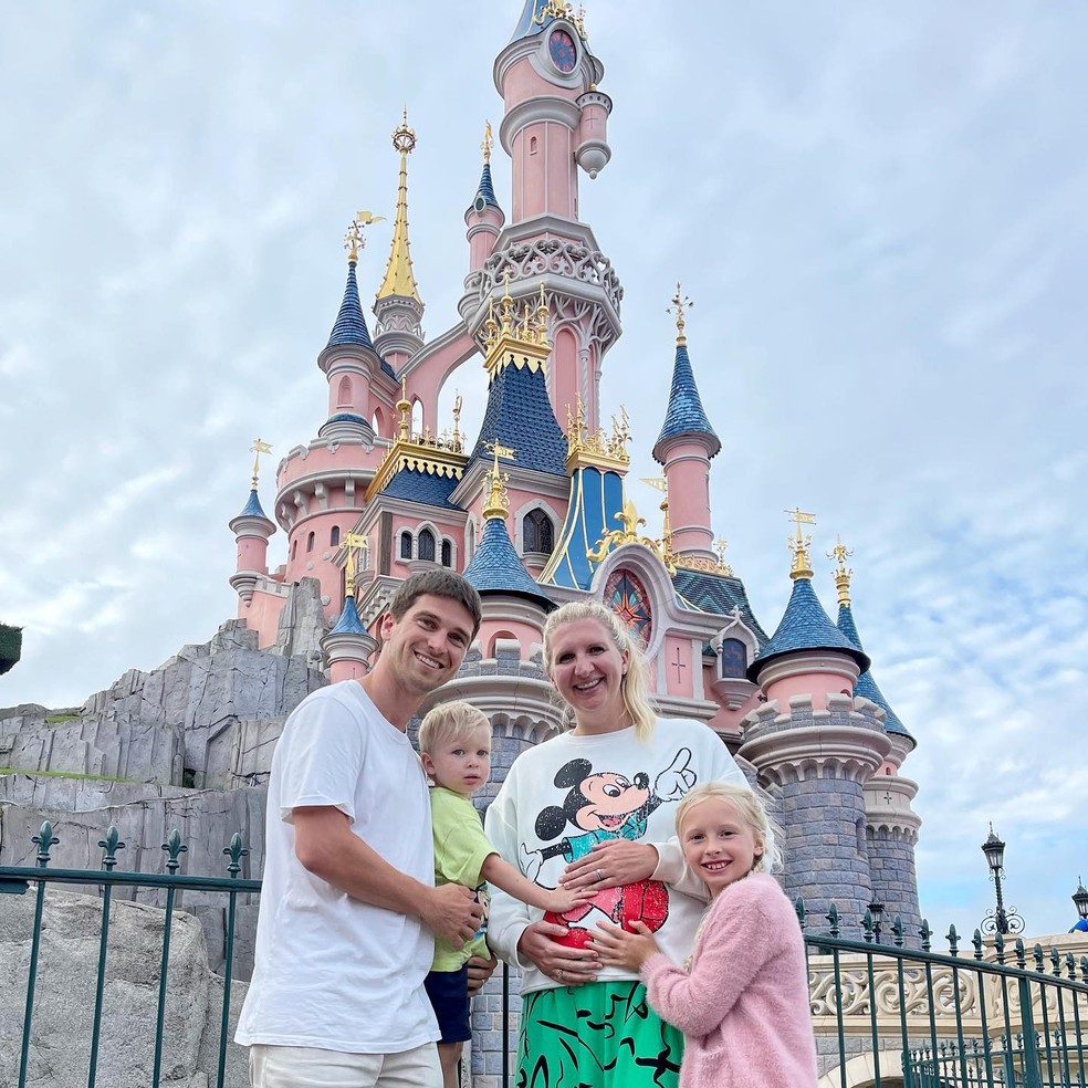 Um ano após aborto, nadadora olímpica dá à luz bebê natimorto