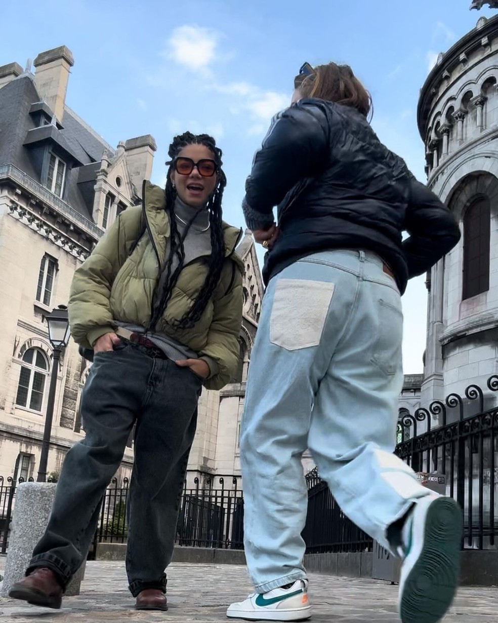 Estrela de 'Renascer', Samantha Jones posa aos beijos com namorada ...