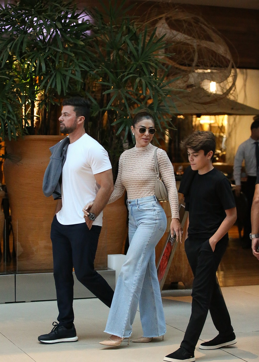 Juliana Paes e marido vão ao cinema com os filhos no Rio de Janeiro