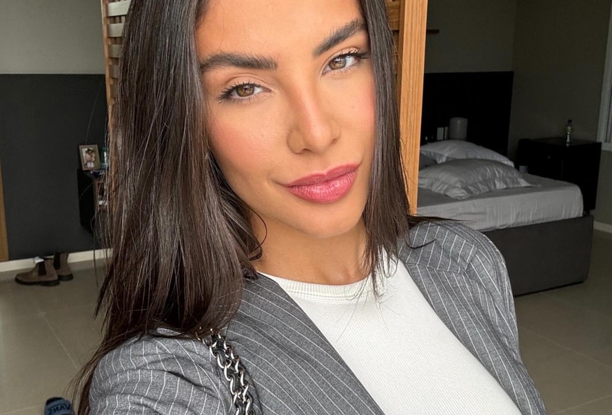 Gabriela Versiani usa biquíni fita para renovar o bronzeado; foto