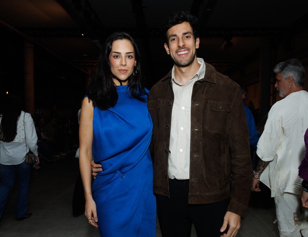 Em clima de lua de mel, Lara Silva e Julinho Casares prestigiam desfile ...