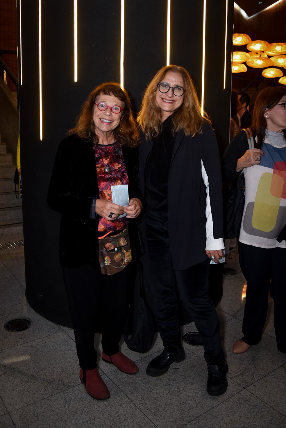 Marisa Orth faz rara aparição com o filho em estreia de peça; veja mais ...