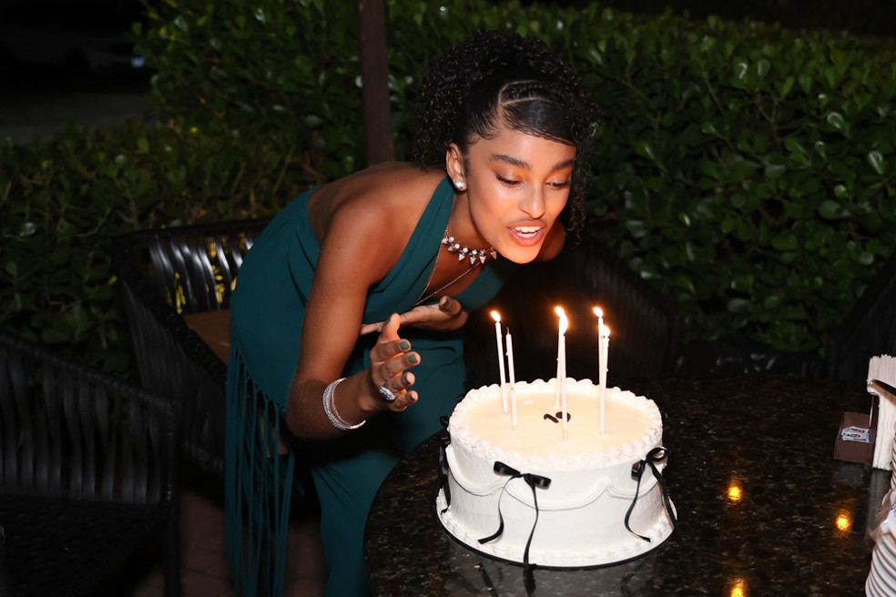 Fotos: Livia Silva, de Renascer, celebra aniversário de 19 anos ao lado ...