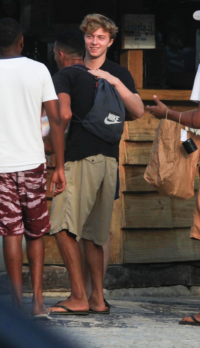 Benício Huck, filho de Angélica e Luciano Huck, é clicado com amigos