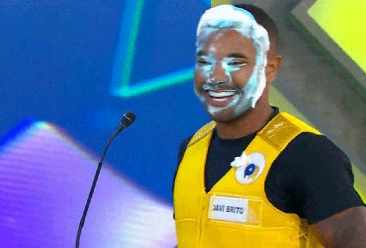 Davi Brito erra plural de 'limão' e vira meme nas redes sociais