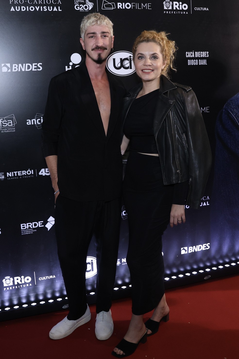 Johnny Massaro e Bárbara Paz trocam selinhos em première no Rio