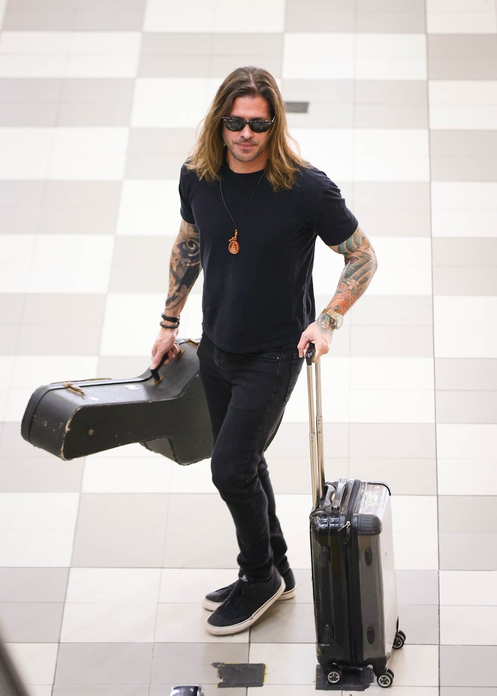 Com Wanessa Camargo fora do BBB 24, Dado Dolabella embarca sorridente ...