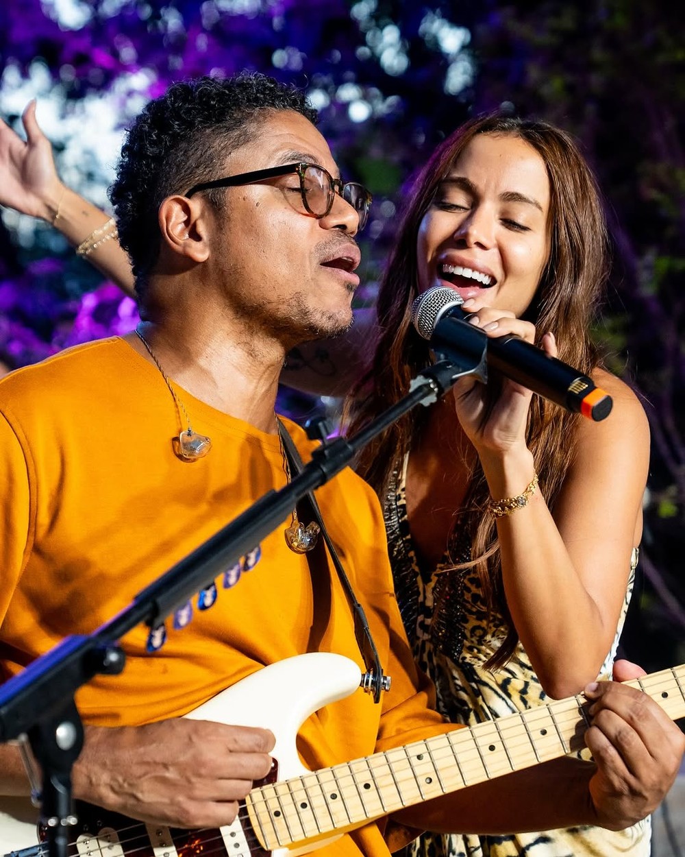 Anitta dança muito e canta com vocalista do Natiruts em 3ª festa de ...